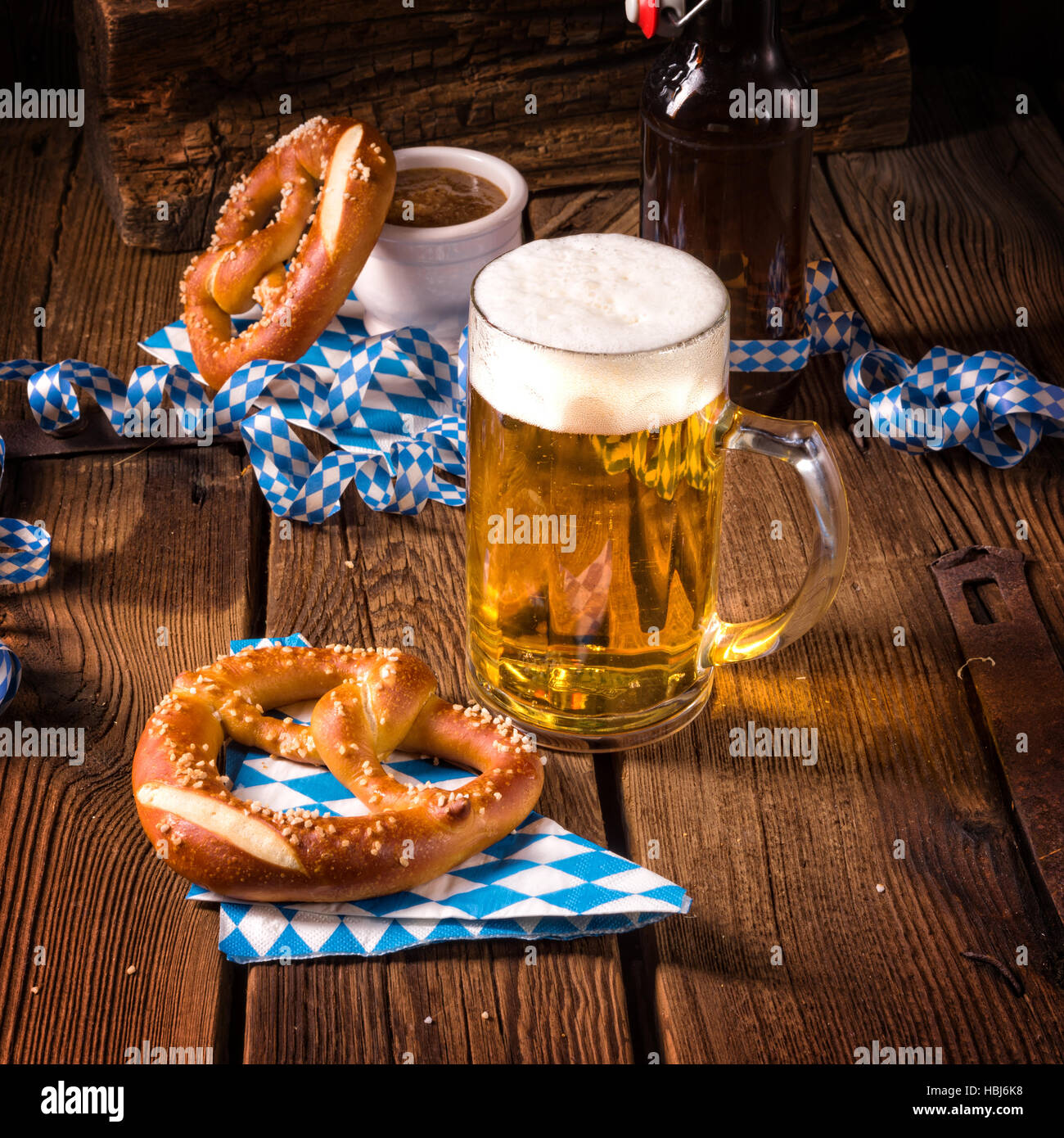 Oktoberfest Brezel und Bier Stockfotografie - Alamy