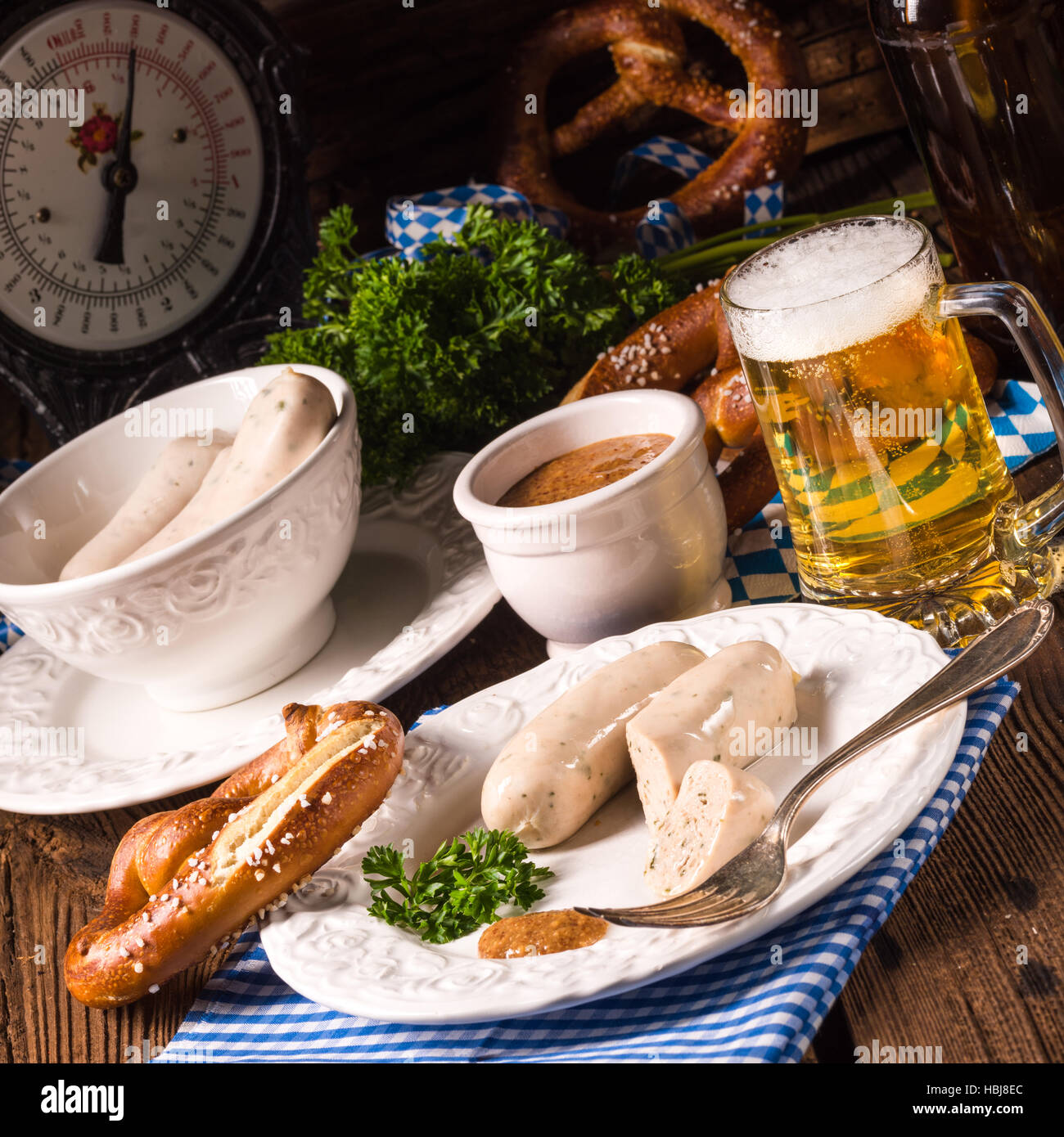 Bayerische Wurst mit Brezel, süßem Senf und Bier Stockfotografie - Alamy