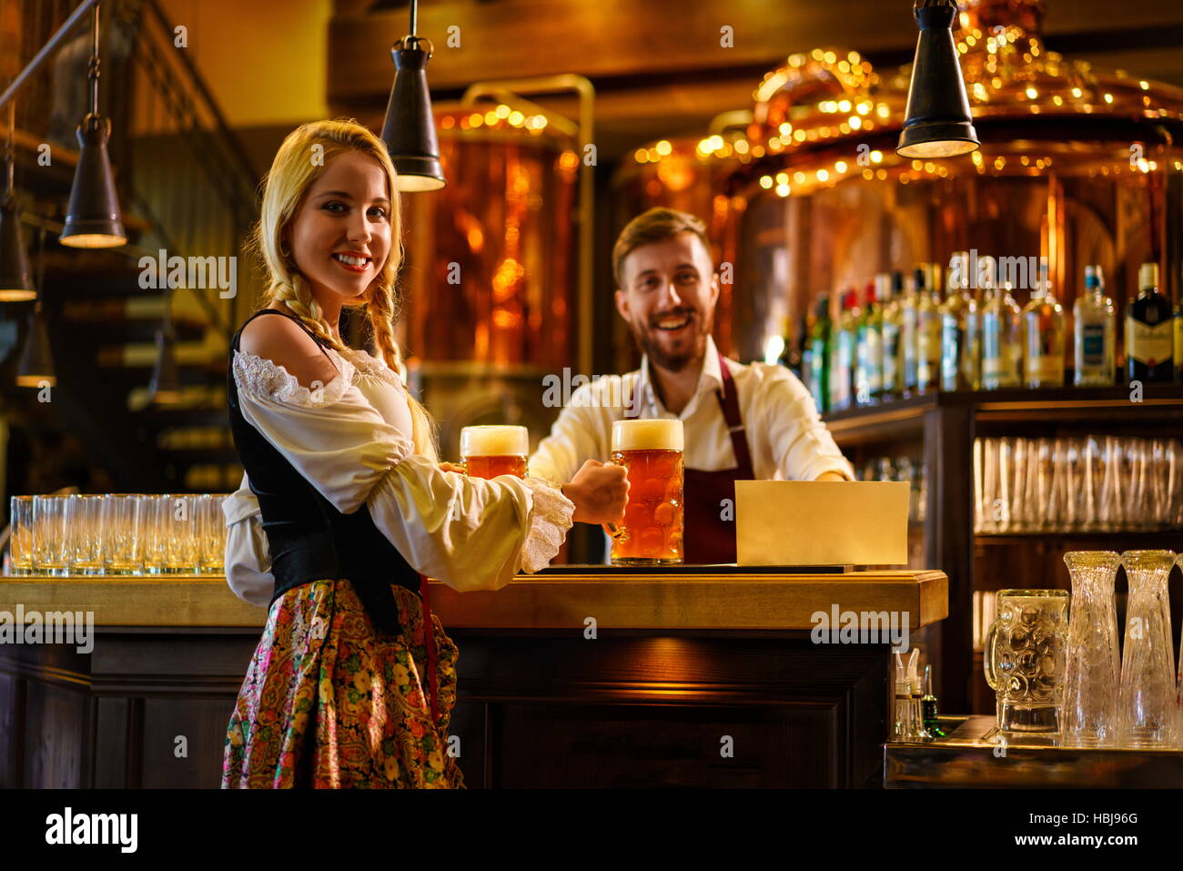 Junge Menschen in einer bar Stockfotografie - Alamy