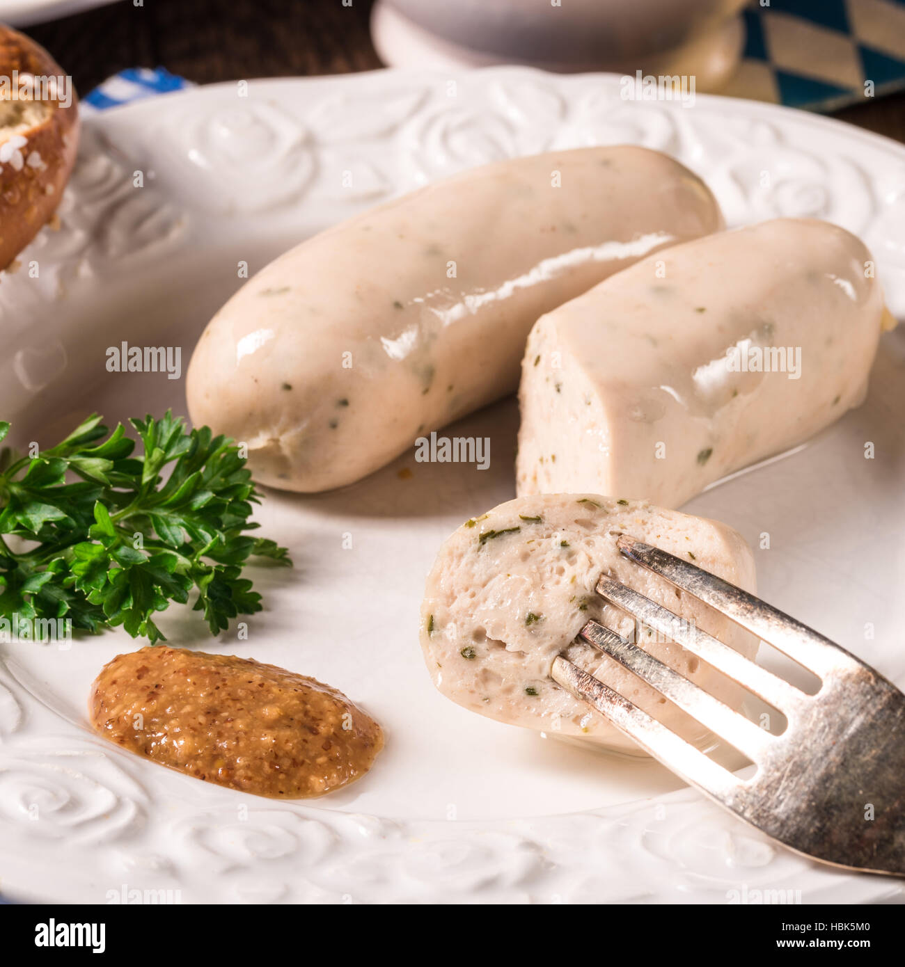 Bayerische Wurst mit Brezel, süßem Senf und Bier Stockfotografie - Alamy