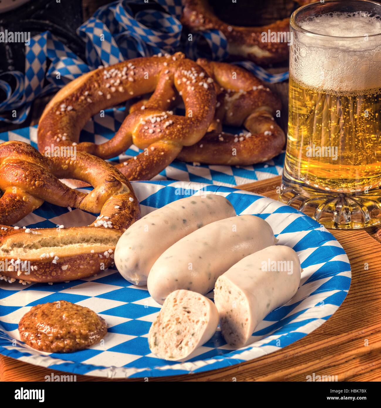 Bayerische Wurst mit Brezel, süßem Senf und Bier Stockfotografie - Alamy