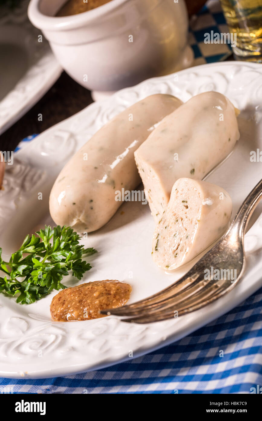 Bayerische Wurst mit Brezel, süßem Senf und Bier Stockfotografie - Alamy