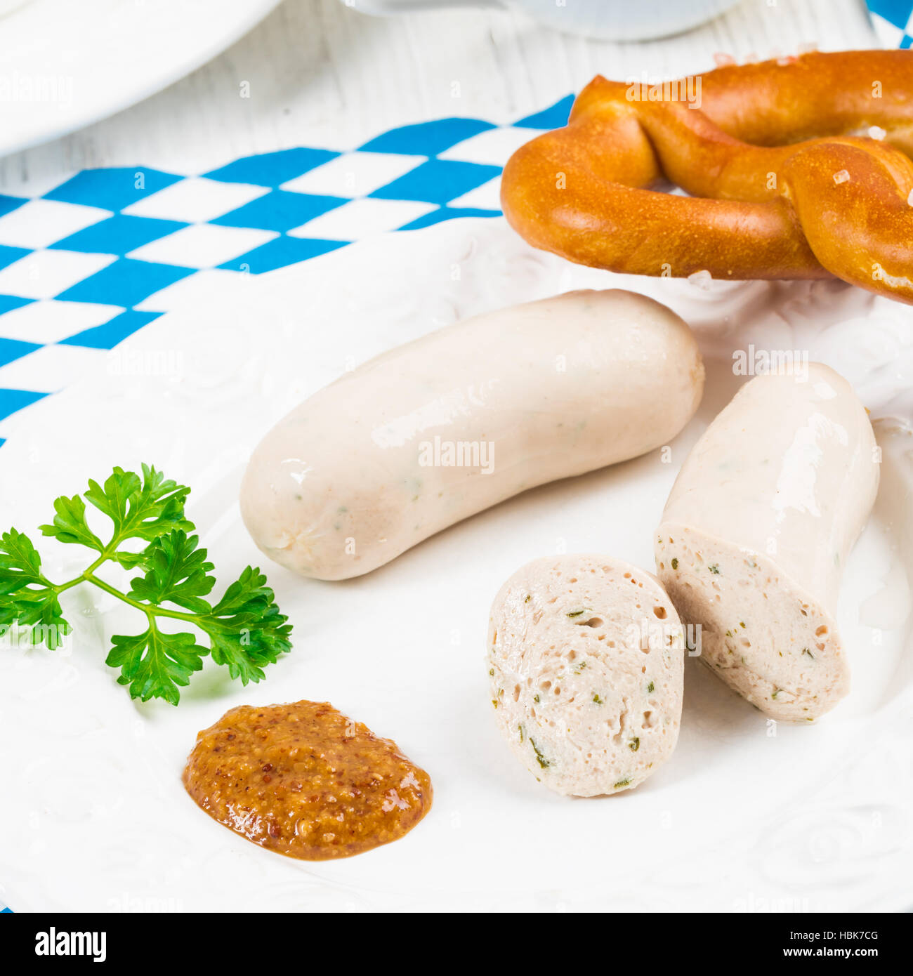 Bayerische Wurst mit Brezel, süßem Senf und Bier Stockfotografie - Alamy