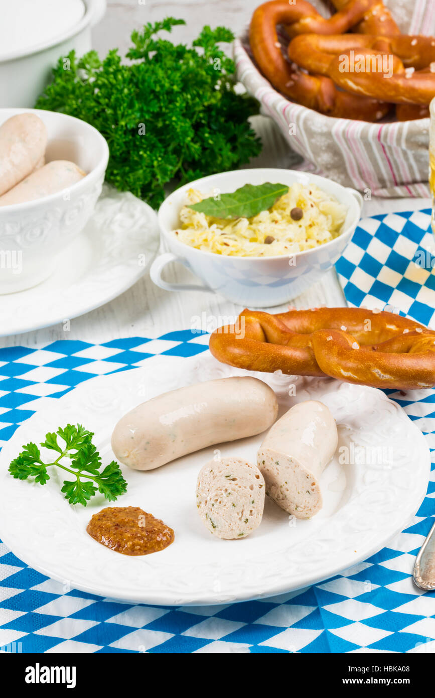 Bayerische Wurst mit Brezel, süßem Senf und Bier Stockfotografie - Alamy