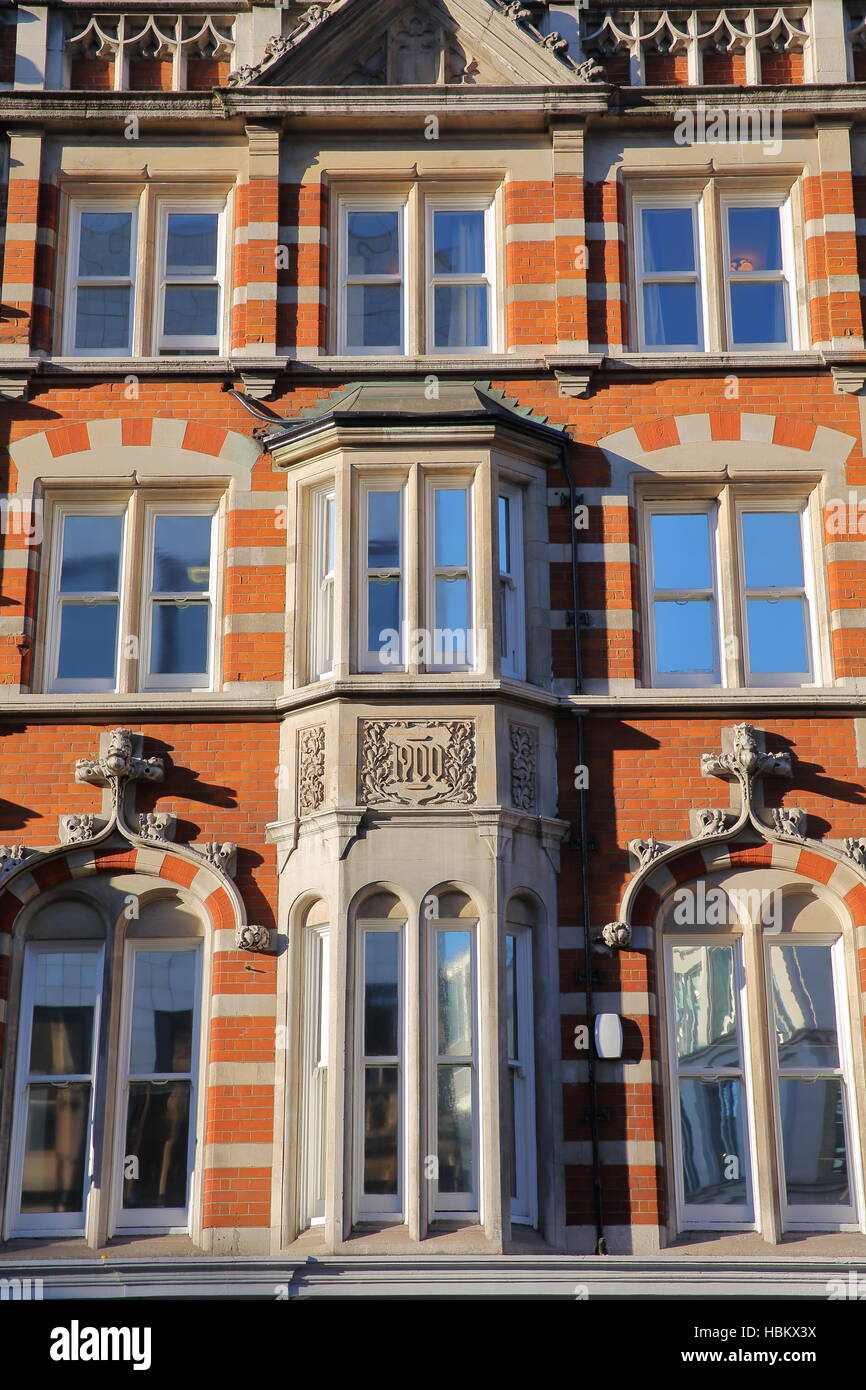 LONDON, UK: Rote Backstein viktorianischen Häuser Fassaden im Stadtteil ...