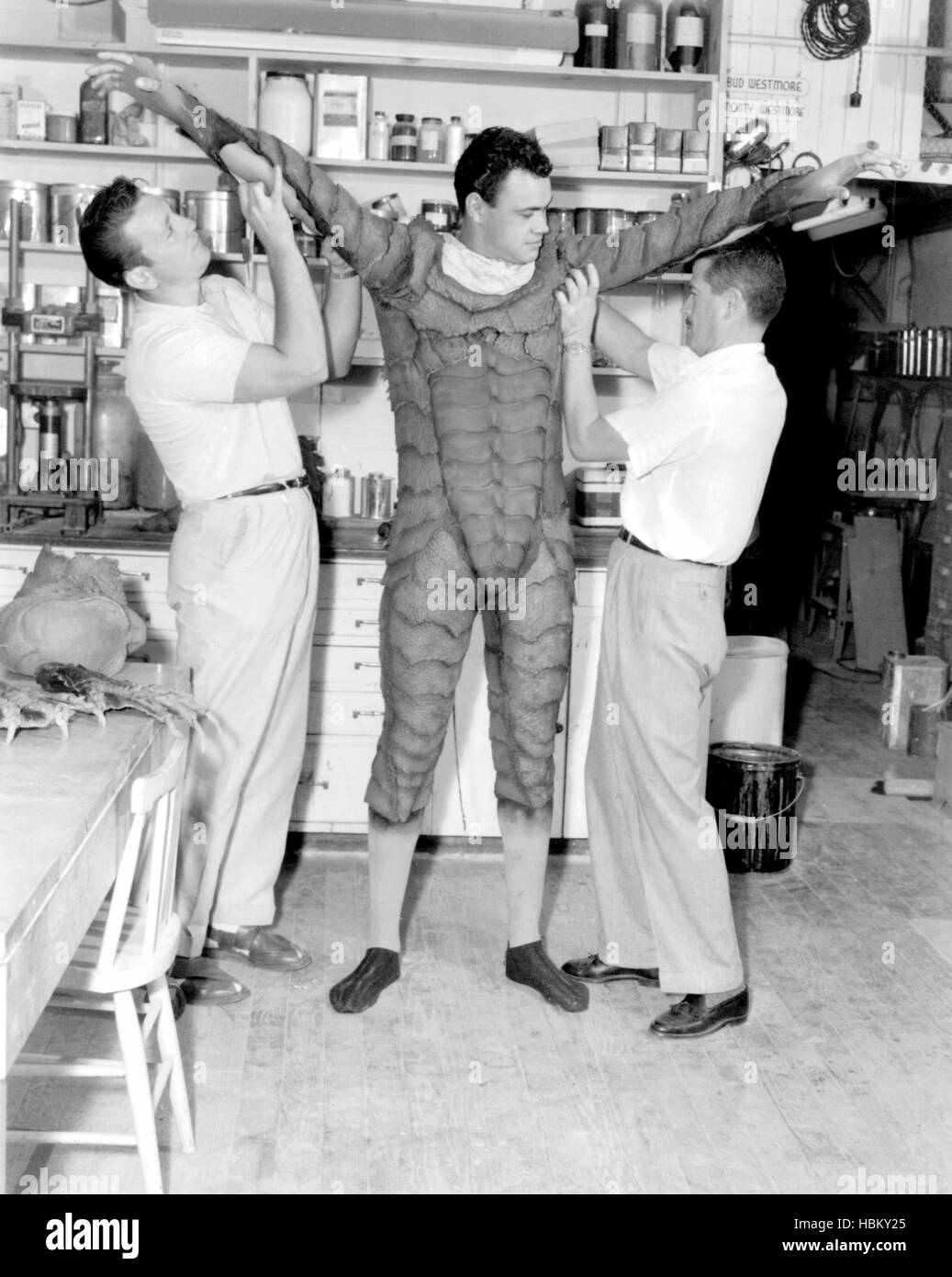 CREATURE FROM THE BLACK LAGOON, Jack Kevan, Recht, hilft Ben Chapman ...