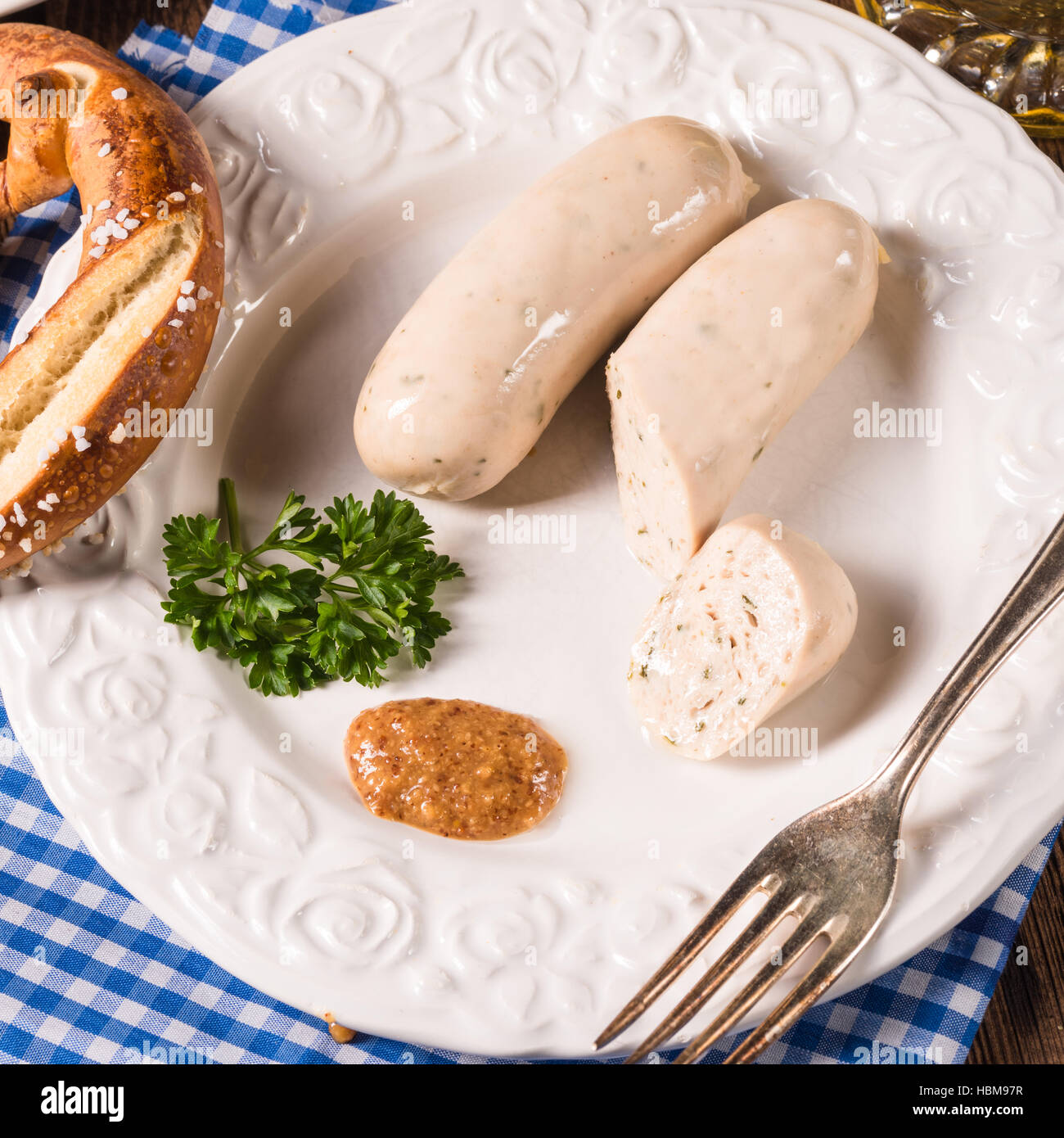 Bayerische Wurst mit Brezel, süßem Senf und Bier Stockfotografie - Alamy