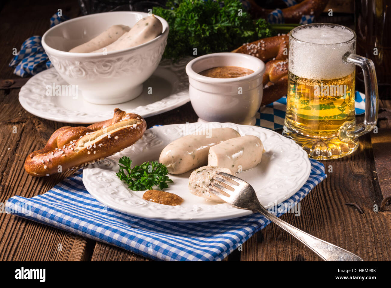 Bayerische Wurst mit Brezel, süßem Senf und Bier Stockfotografie - Alamy
