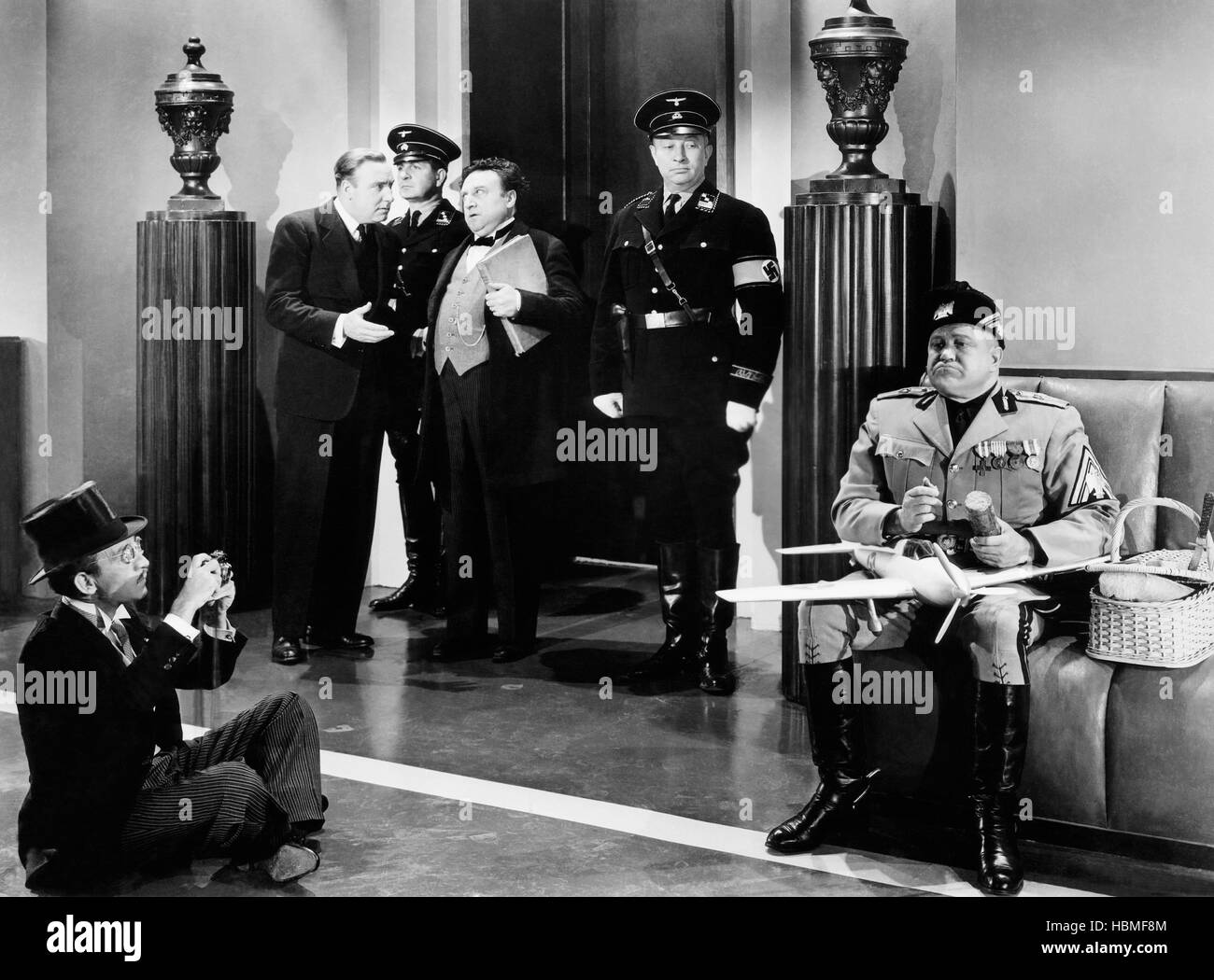 DER Teufel mit HITLER, George E. Stone (links sitzend), stehend ohne ...