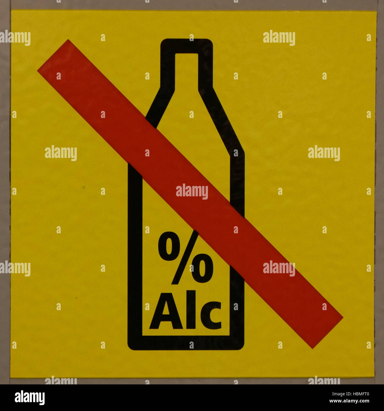 Eingang mit Alkohol ist verboten - gelbes Schild mit schwarzer ... Eingang mit Alkohol ist verboten - gelbes Schild mit schwarzer ...