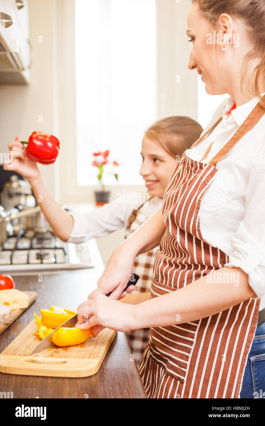 Familie kochen -Fotos und -Bildmaterial in hoher Auflösung – Alamy