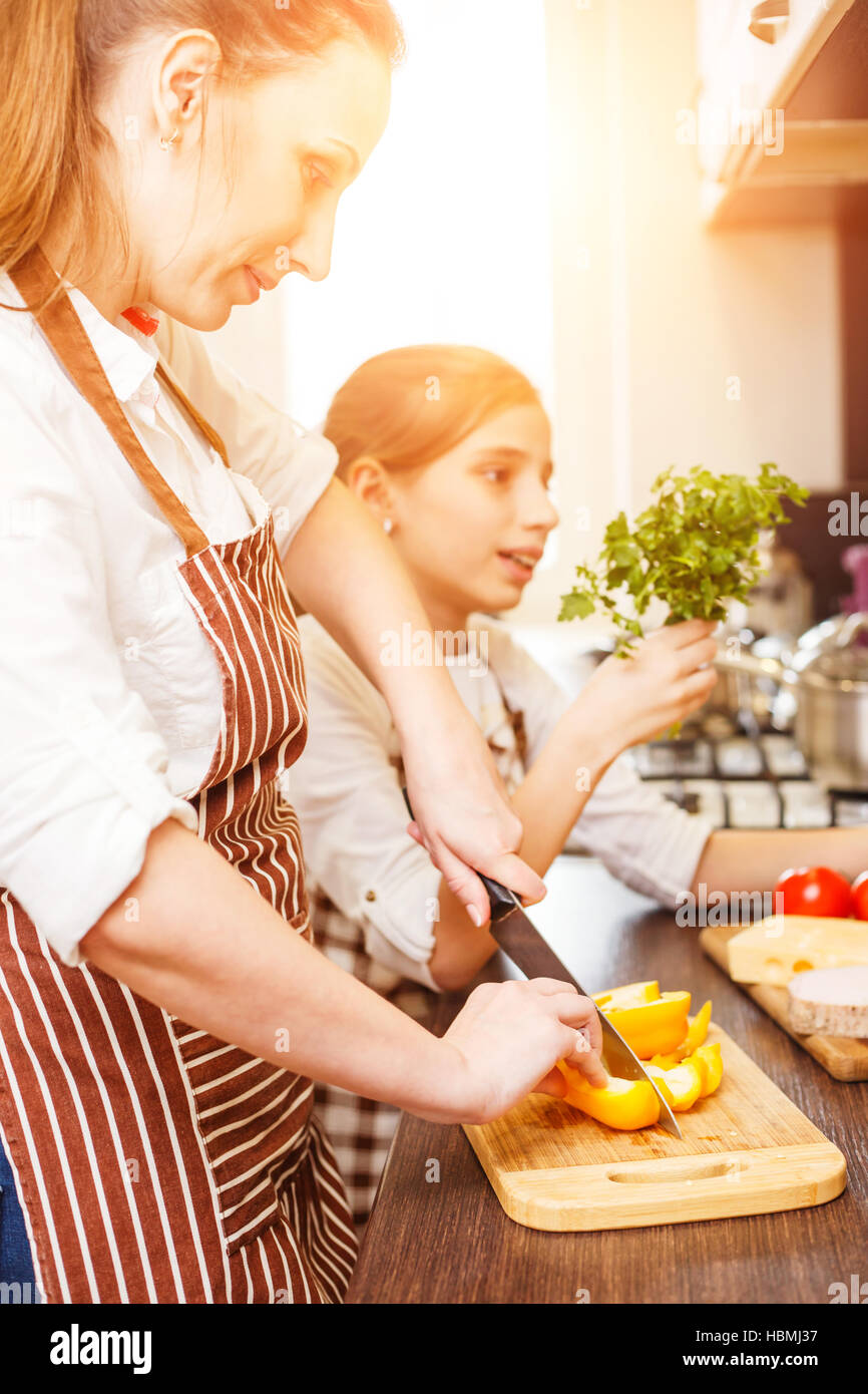 Vorbereitung zusammen mit mama -Fotos und -Bildmaterial in hoher ...
