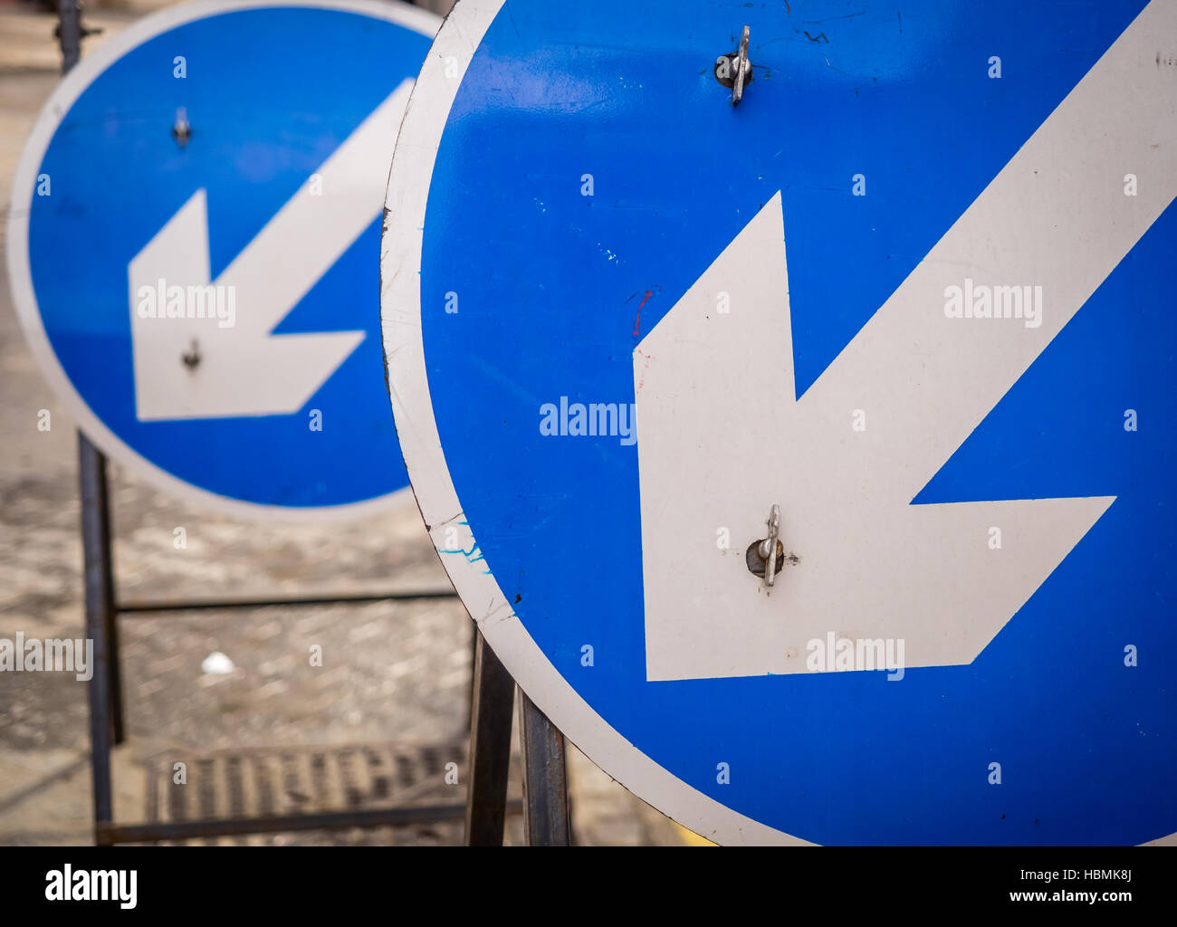 Zwei blaue Runde Verkehrszeichen Stockfotografie - Alamy