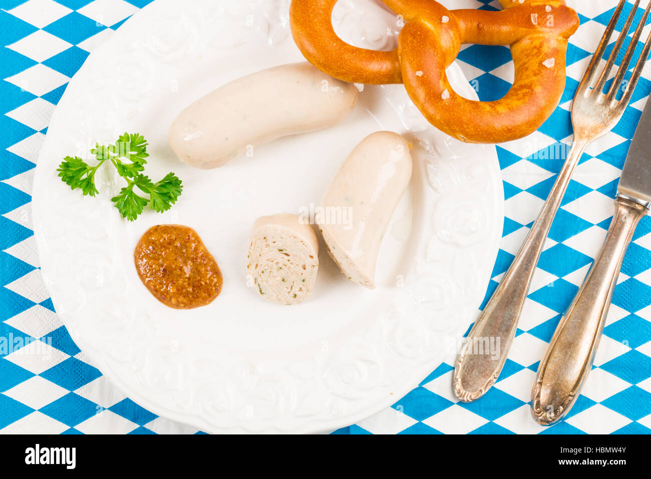 Bayerische Wurst mit Brezel, süßem Senf und Bier Stockfotografie - Alamy