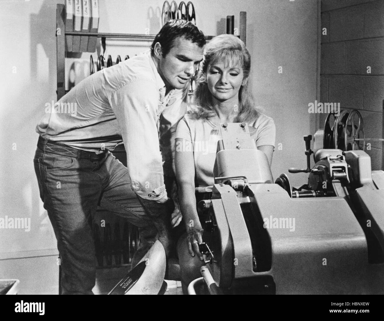 FADE IN, von links: Burt Reynolds, Barbara Loden, 1968 Stockfotografie ...