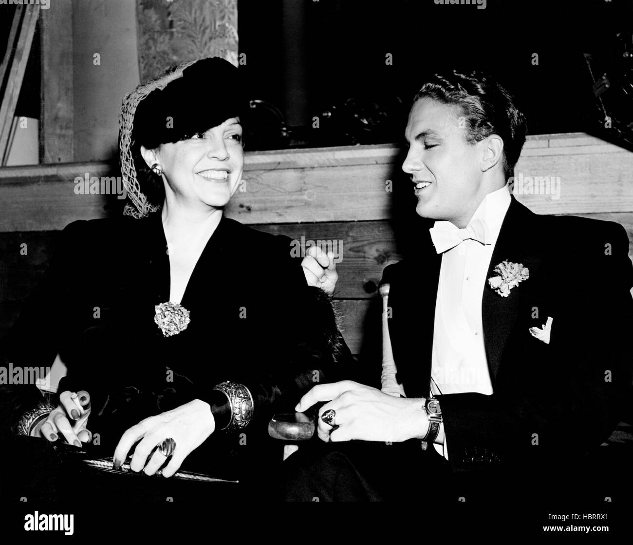 ERSTE Liebe, Robert Stack (rechts) mit seiner Mutter Mrs Elizabeth Holz ...