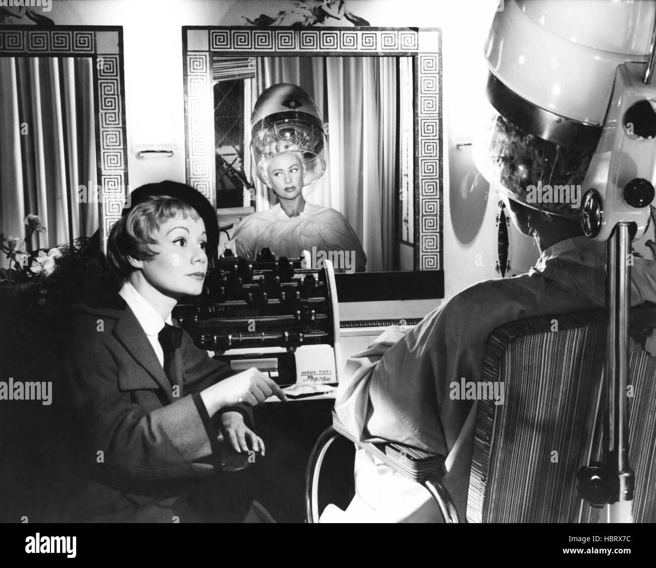 DIE FOXIEST Mädchen IN PARIS (aka NATHALIE), von links: Amanda Navarre ...