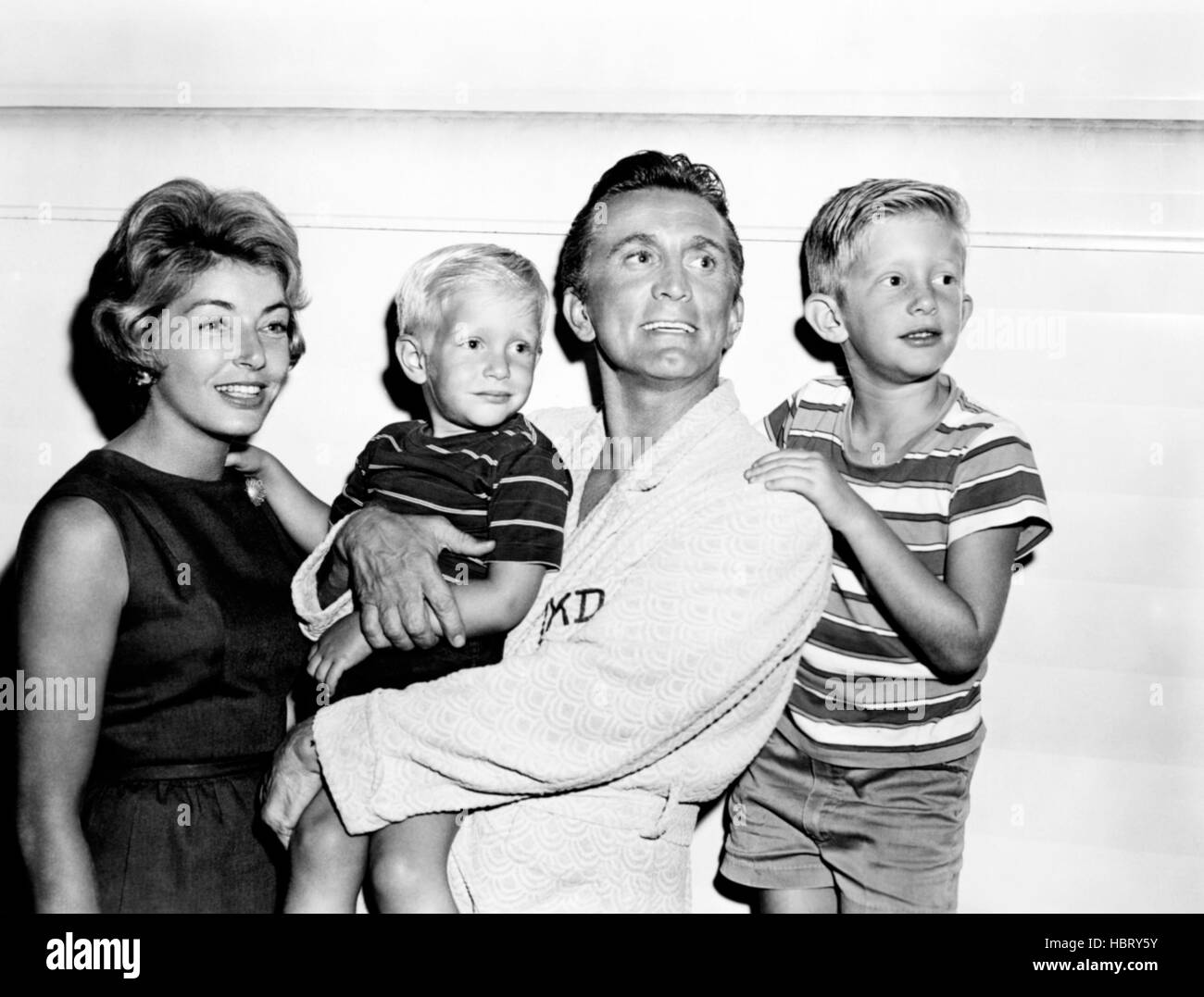 Liebe oder Geld, Kirk Douglas holding Sohn Eric Douglas mit Frau Ann ...