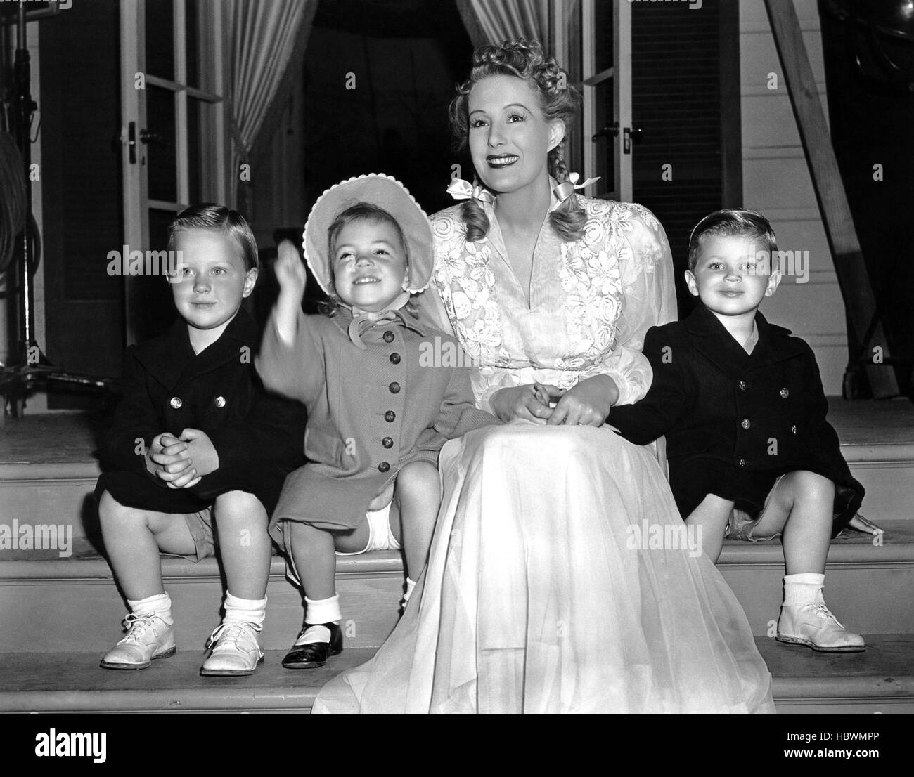 DIE GHOST STEPS OUT, (aka die Zeit OF THEIR LIVES), Binnie Barnes am ...