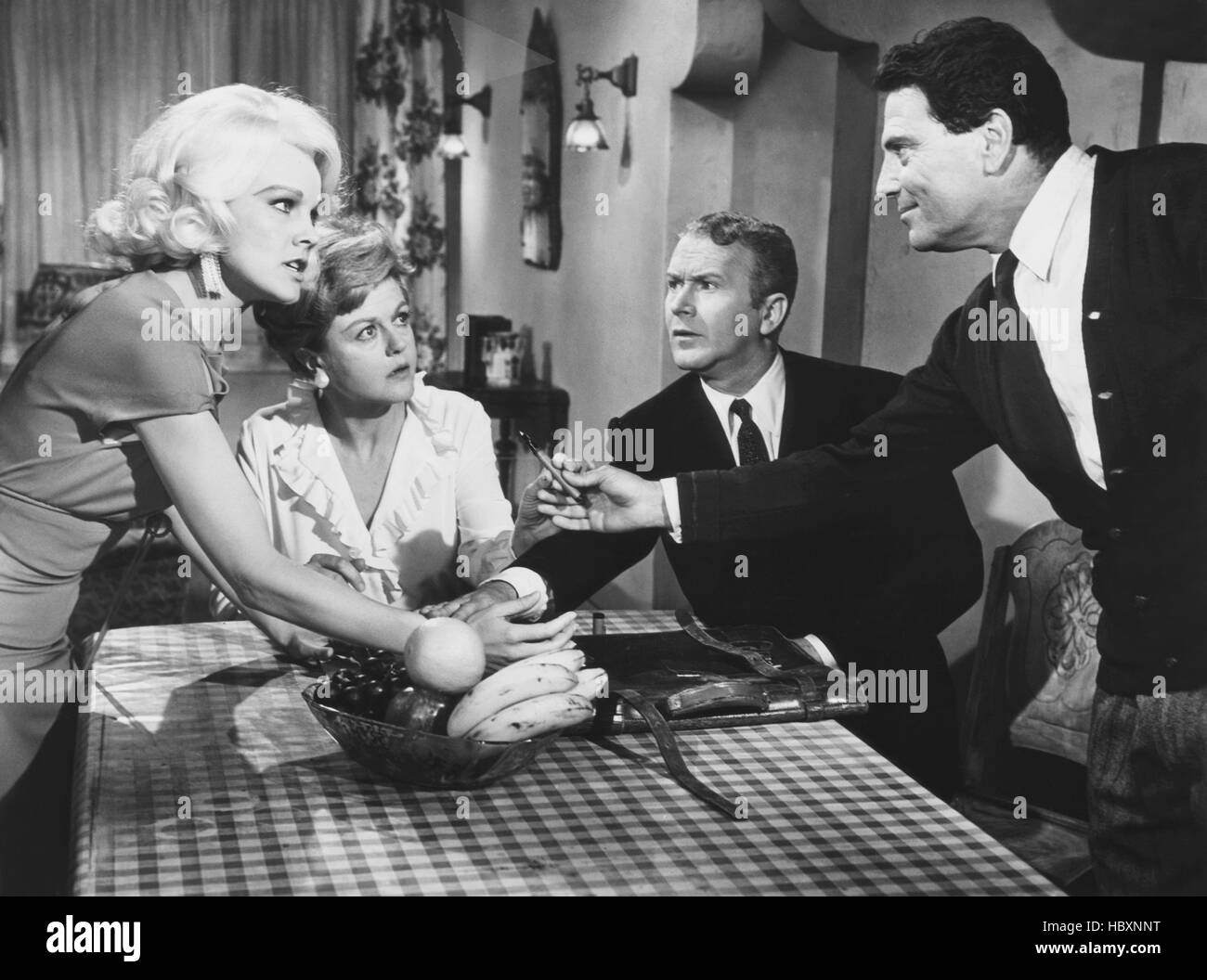 HARLOW, von links: Carroll Baker, Angela Lansbury, rote Knöpfe, Raf ...