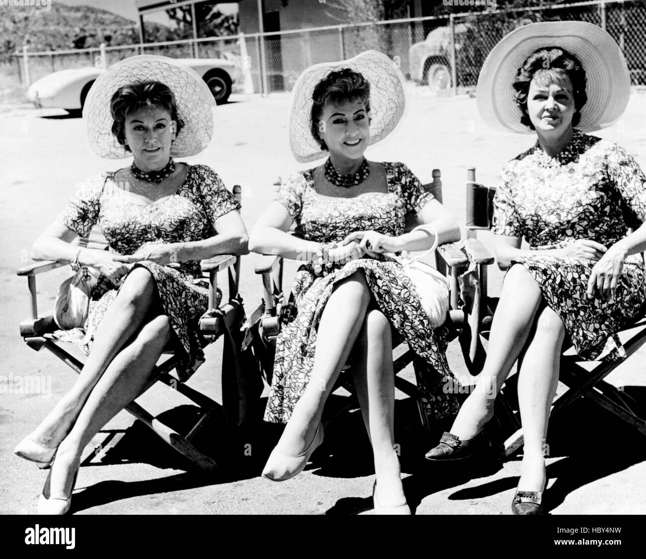 Es ist A MAD MAD MAD MAD WORLD, Ethel Merman, Center, am Set, mit Stunt ...