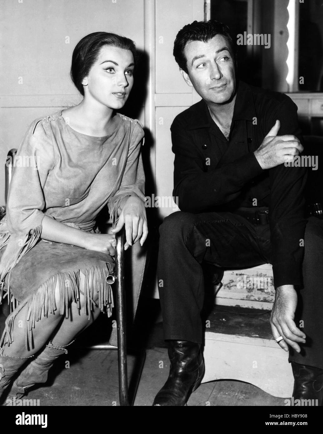 DIE letzte Jagd, von links: Debra Paget, Robert Taylor, am Set, 1956 ...