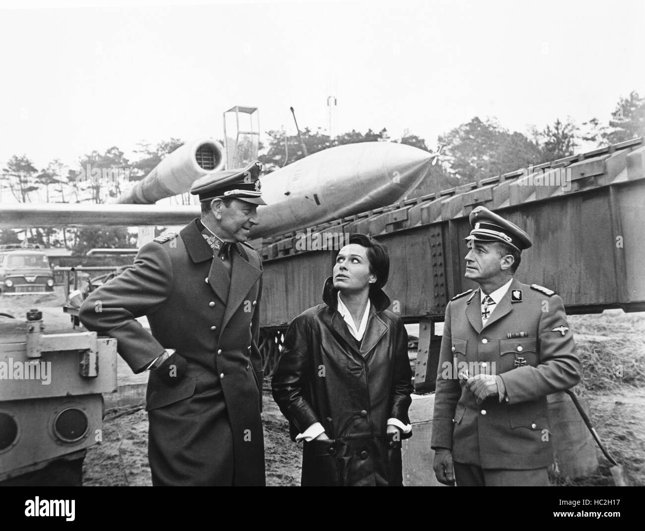 Betrieb CROSSBOW, von links: Paul Henreid, Barbara Rueting, Helmut ...