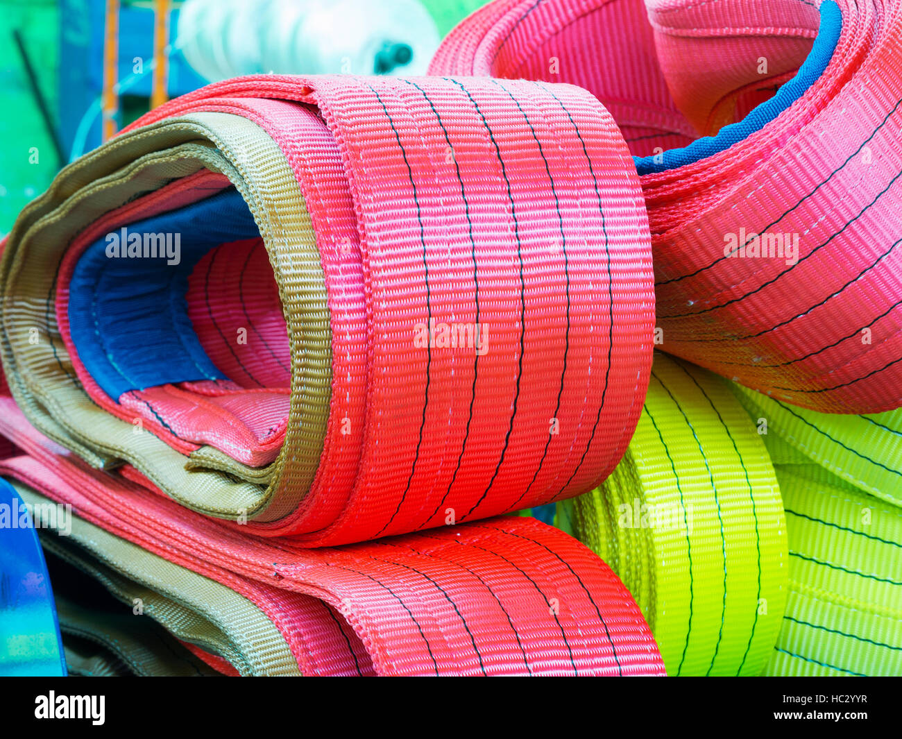 Bunte Nylon soft lifting Schlingen in Haufen gestapelt Stockfotografie ...