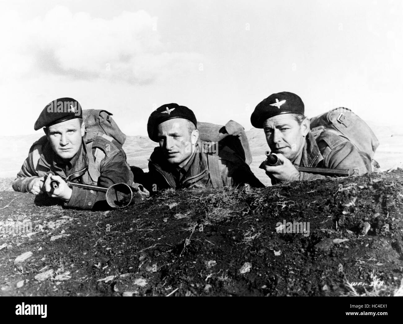 Fallschirmjäger, (aka THE RED BERET), von links: Thomas Heathcote ...