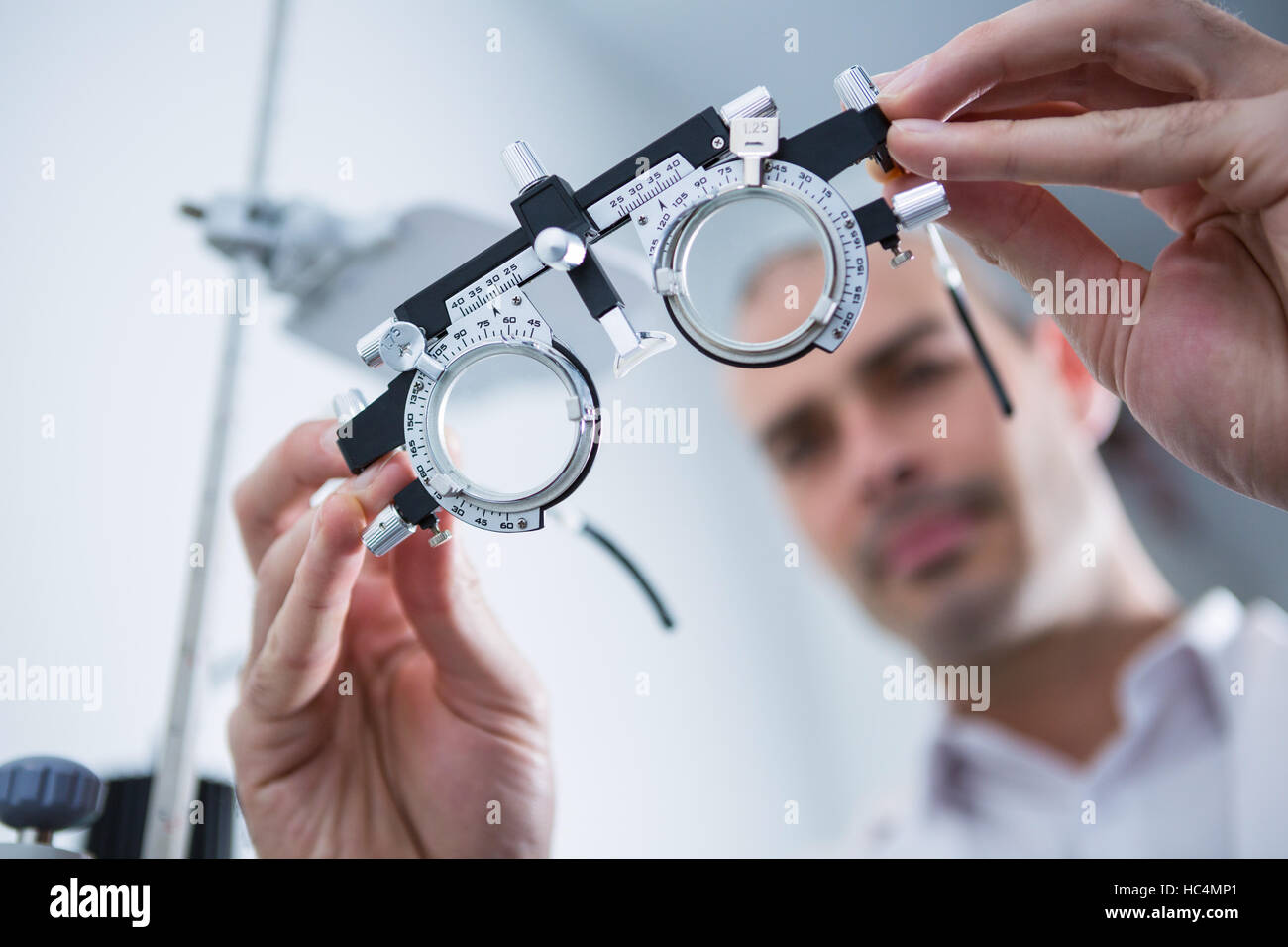 Ein optiker -Fotos und -Bildmaterial in hoher Auflösung – Alamy