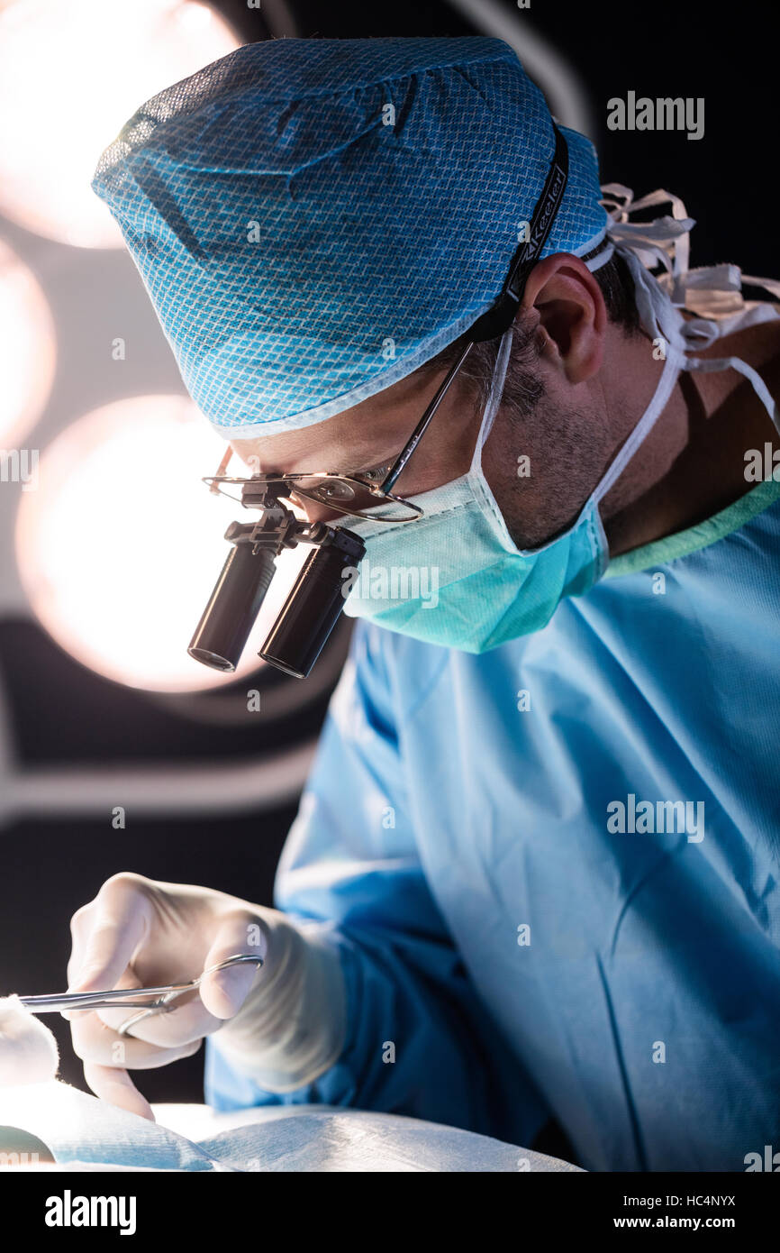Chirurgen, die Operation im OP-Saal Stockfotografie - Alamy