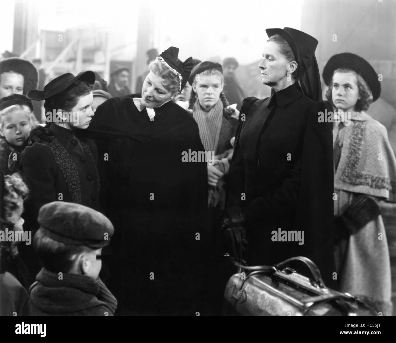 THE SECRET GARDEN, Mitte von links: Margaret O'Brien, Isobel Elsom ...