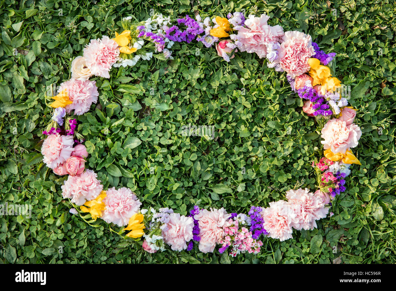 Ovaler weißer rahmen blumen -Fotos und -Bildmaterial in hoher Auflösung ...