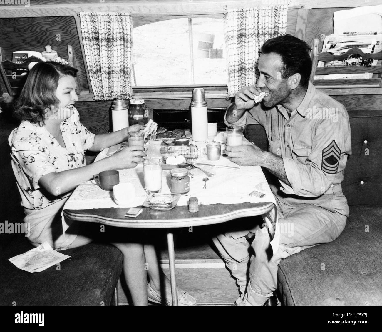 SAHARA, Humphrey Bogart, rechts, und Frau Mayo Mathot, mit einem ...