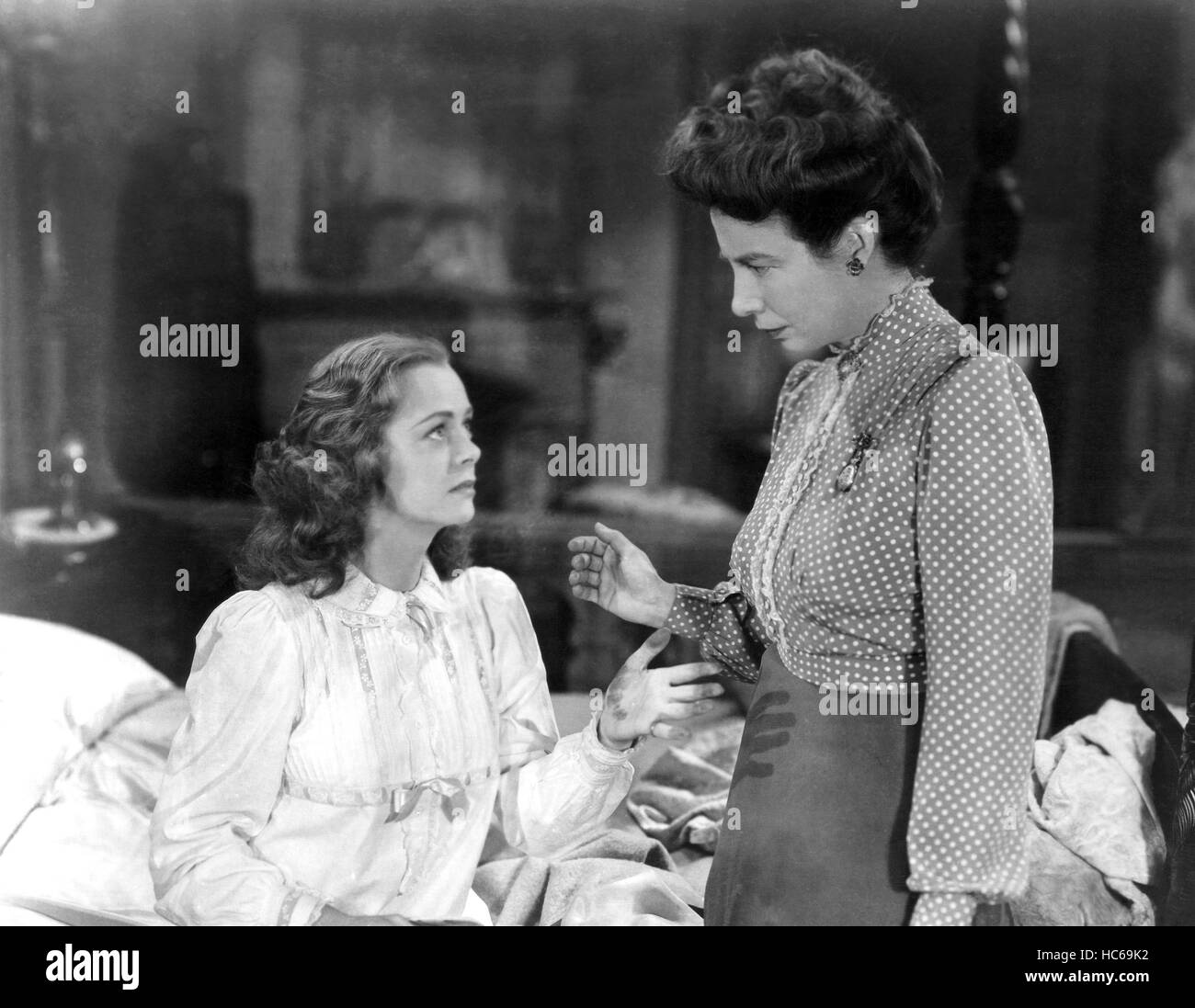SHE-WOLF OF LONDON, June Lockhart, Sara Haden, 1946 Stockfotografie - Alamy