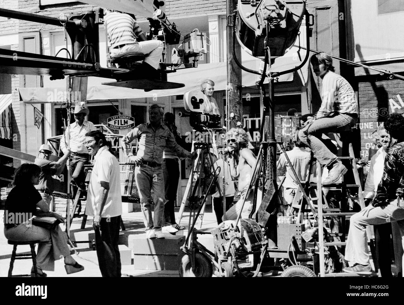 DER Schwarm, Olivia De Havilland, (oben auf der Leiter), am Set, 1978 ...