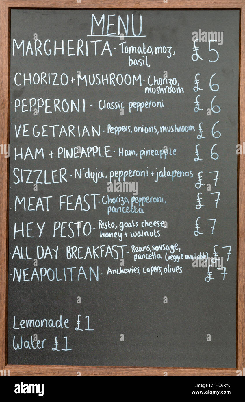 Menü mit Kreide auf einer Tafel. Die Speisekarte an Bord listet eine ...
