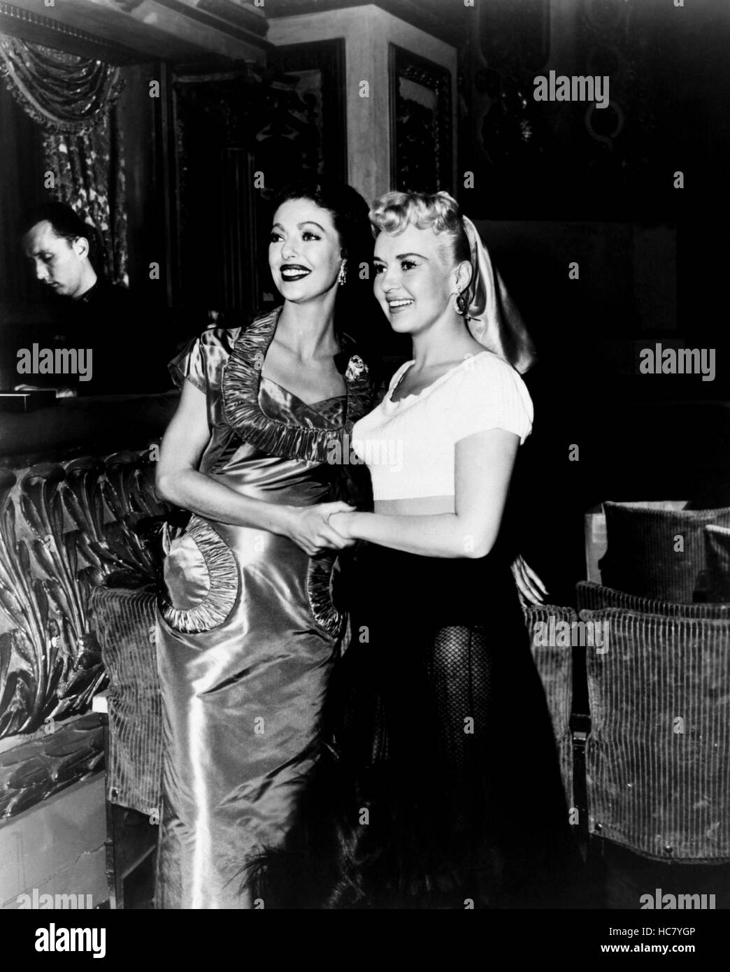 DREI für die SHOW, Loretta Young, besucht links, Betty Grable, am Set ...