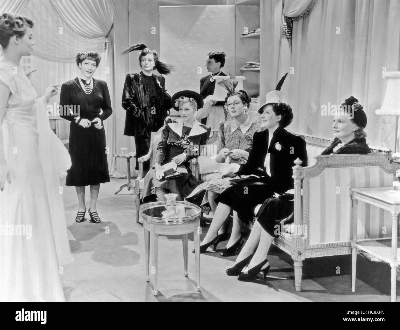 DIE Frauen, auf Couch von links: Joan Fontaine, Rosalind Russell, Norma ...