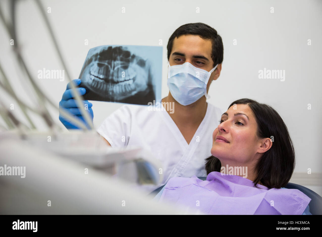 Glückliche junge patientin -Fotos und -Bildmaterial in hoher Auflösung ...