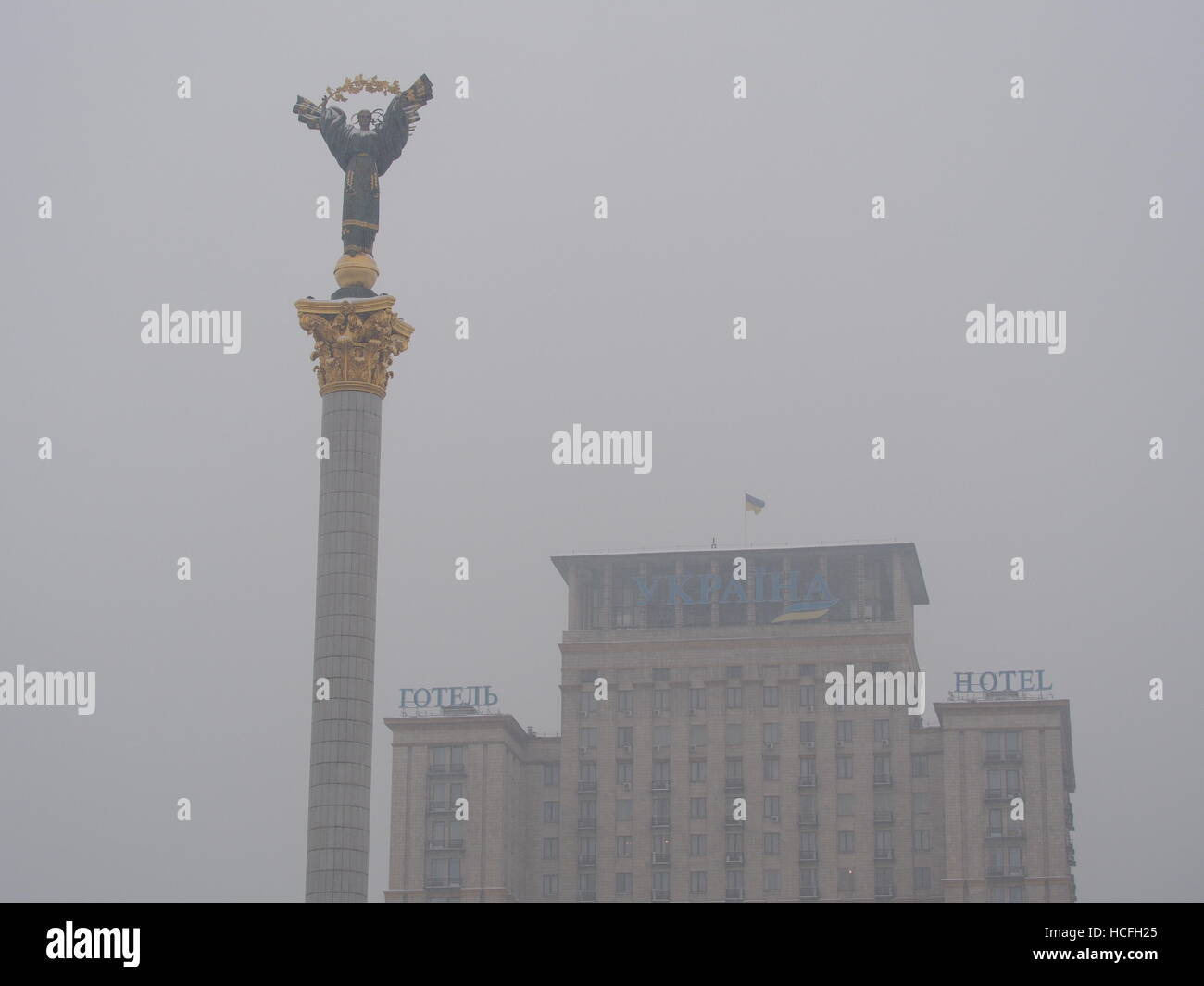 Auf dem Unabhängigkeitsplatz in Kiew im Winter - The Monument der ...