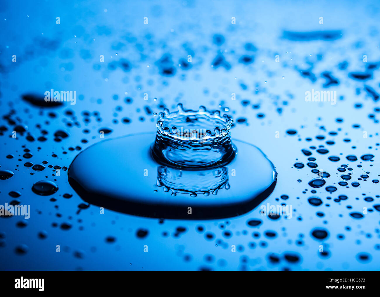 Spritzer Wassertropfen Krone auf schwarzem Acryl Stockfotografie - Alamy