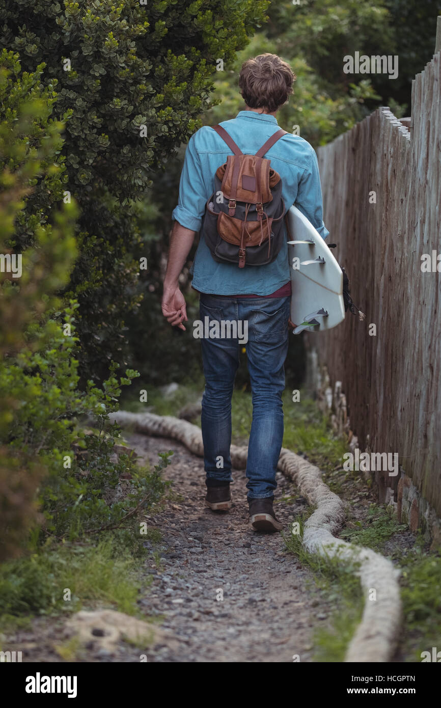 Man carrying rucksack -Fotos und -Bildmaterial in hoher Auflösung – Alamy