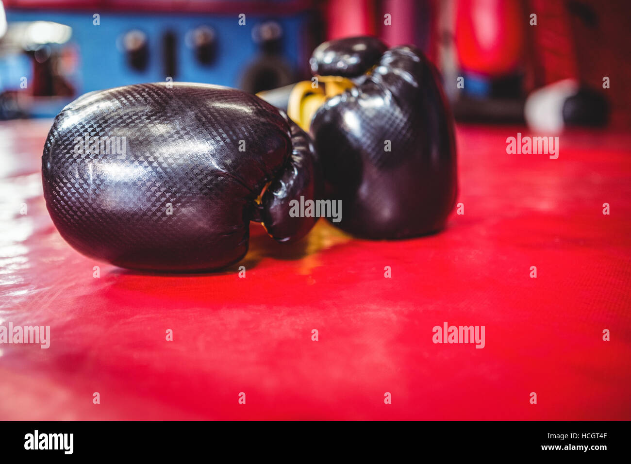 Boxhandschuhe rot -Fotos und -Bildmaterial in hoher Auflösung – Alamy