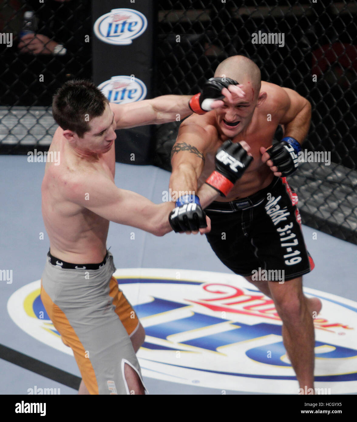 Steven Siler, kämpft links, Josh Clopton bei The Ultimate Fighter-14 ...