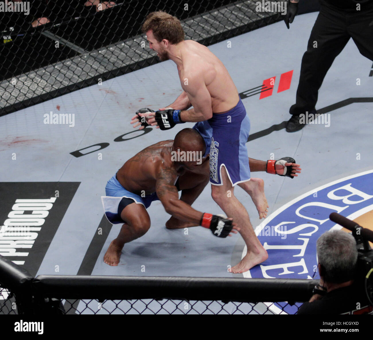 Marcus Brimage, kämpft links, Stephen Bass in The Ultimate Fighter-14 ...