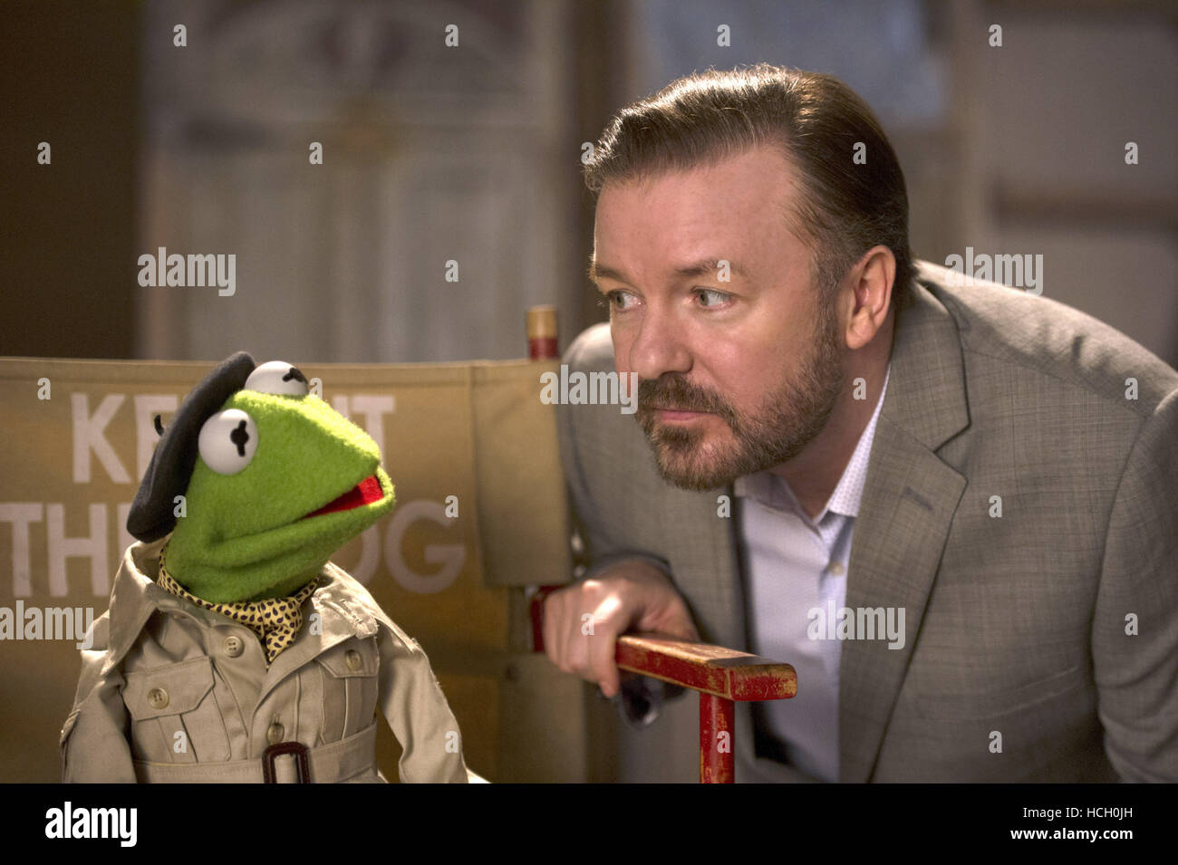 MUPPETS MOST WANTED, l-r: Kermit der Frosch, Ricky Gervais, 2014, Ph ...