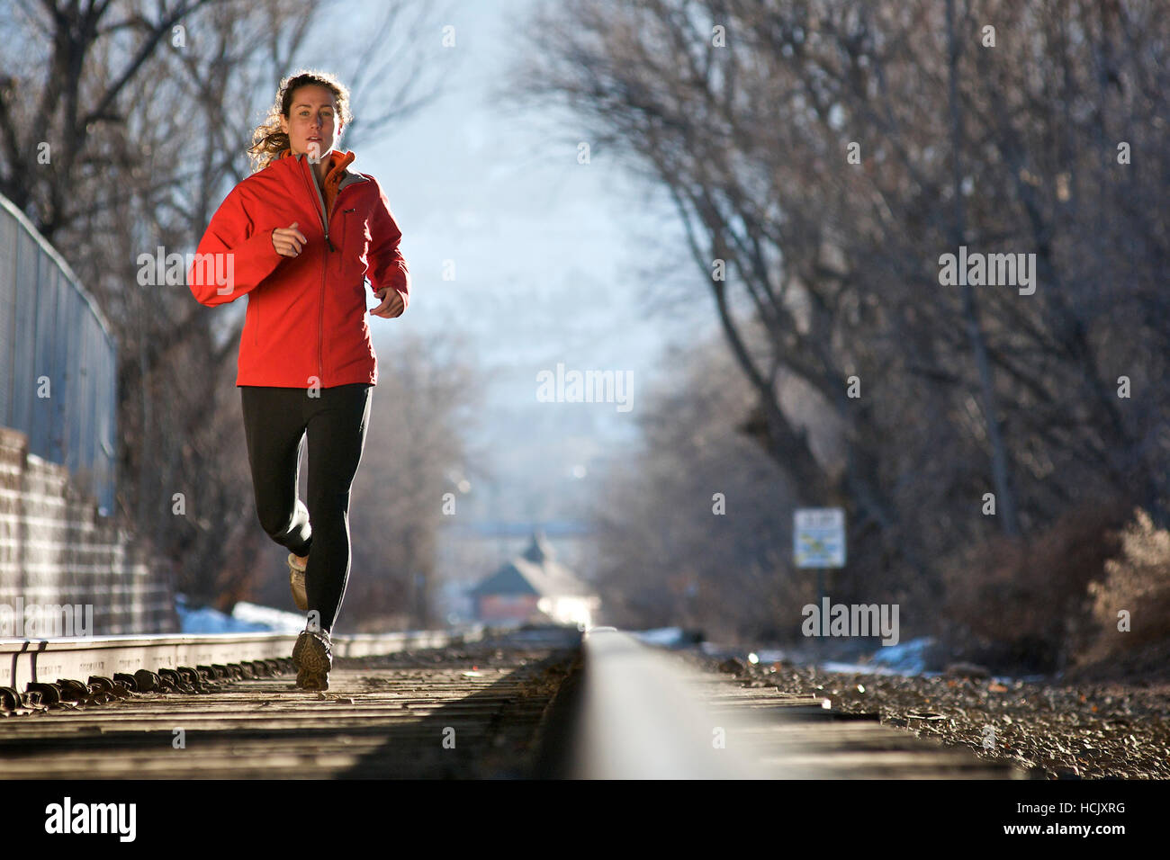 Laura Shultz unter einem Lauf an einem Winterabend entlang der ...