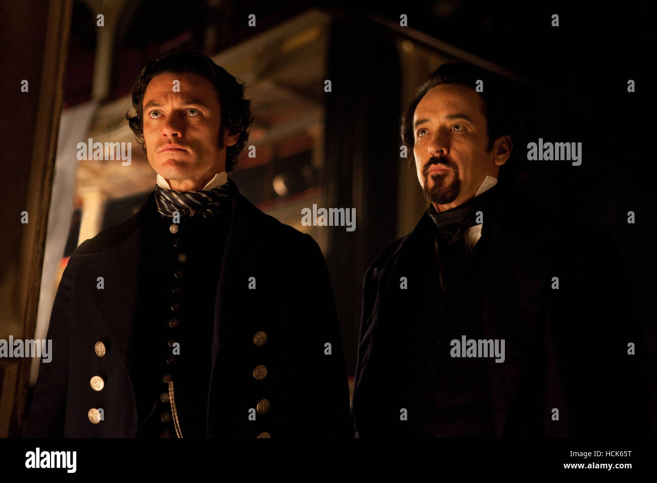 DER Rabe, von links: Luke Evans, John Cusack, Poe, 2012. PH: Larry ...