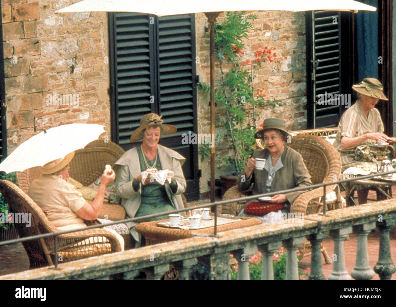 Tee mit mussolini 1999 maggie smith -Fotos und -Bildmaterial in hoher ...